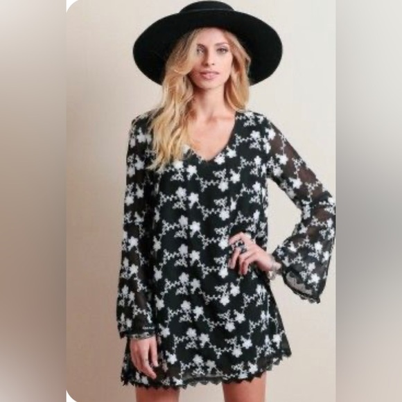 En Creme | Dresses | En Crme Black Long Sleeve With White Floral ...